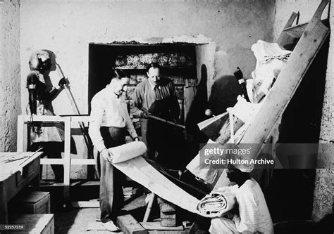 British Archaeologists Howard Carter And Arthur Callender Carry Out News Photo Getty Images