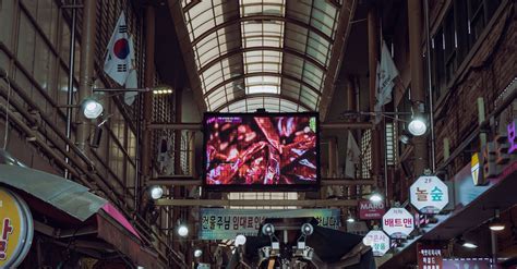 간판 건축 경기도 공공 장소 과일 광고 구리시 깃발 노점상 대도시 대한민국 도시 쇼핑 도시의 도시의 삶 문화 체험 바쁜 밝은 빛 번화 한