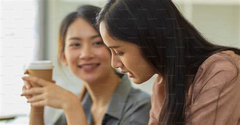 회의실에서 디지털 태블릿으로 동료에게 사업 계획을 발표하는 여성 근로자의 자른 사진 사진 Unsplash의 태국 이미지