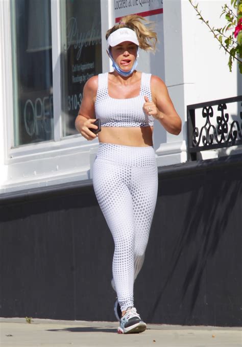 Rhobhs Teddi Mellencamp Shows Off Rock Hard Abs In Sports Bra And