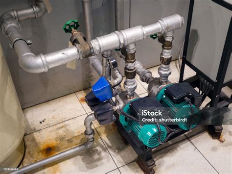 배관 및 화재 제어 시스템을 위한 물 펌프 부스터 시스템 패널 계기판 측정기에 대한 스톡 사진 및 기타 이미지 계기판 측정기 공장 산업 건물 관 튜브 Istock
