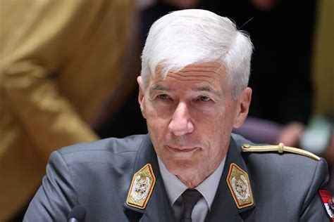 Претседавачот на Воениот комитет на ЕУ Бригер предложи да се разгледа стационирањето војници на