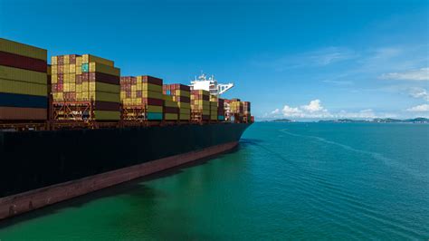 녹색 바다에서 항해하는화물 물류 컨테이너 선은 수출 상품을 수입하고 전 세계의 딜러 및 소비자에게 제품을 배포합니다 0명에 대한 스톡 사진 및 기타 이미지 Istock