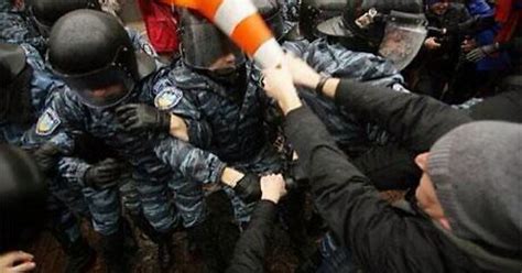 Protester Helps Police Install Vlc Player Imgur