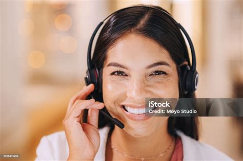 사무실에서 미소와 헤드셋으로 콜 센터 에이전트 직원 또는 텔레 마케팅의 얼굴 기술 고객 서비스 또는 Crm 근로자의 초상화와 상담 도움 및 고객과 연락 재정 고문에 대한