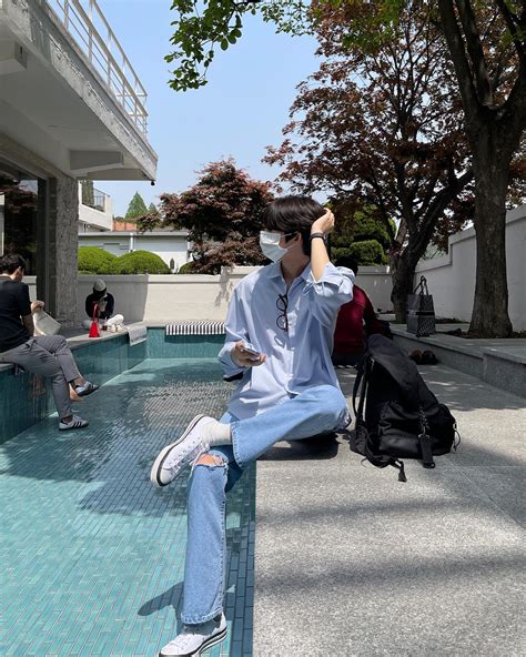 르멘느 베이직한 디자인으로 데일리로 즐기기 좋은 미니멀한 무드의 셔츠입니다 전체적으로 루즈한 핏감으로 깔끔하게 떨어지며 M L 사이즈로 구성되어 있어 체형에 맞게