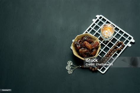 테이블 평면도 장식의 항공 이미지 라마단 카림 휴일 배경 평평한 누워 배치 날짜 갈색 묵 주 Gt 조명 이슬람교도를 위한 할랄 식사 세트는 필수입니다 0명에 대한 스톡 사진