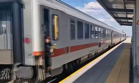 БДЖ абсурд Жена пътува километри заклещена от врата на влак ᐉ Новини Tribune Bg