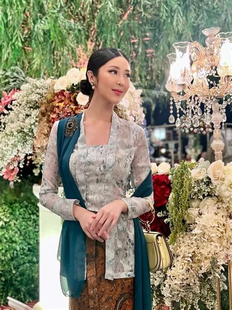 8 gaya elegan berkebaya putu ayu saraswati puteri indonesia lingkungan