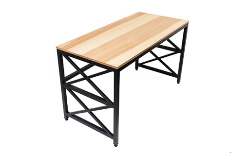 검은 금속 파이프와 나무 꼭대기로 만든 로프트 스타일의 테이블 사무용 가구 금속 프레임과 나무 꼭대기가있는 테이블 로프트 스타일의 현대적인 가구 흰색 배경에 고립 된 가구