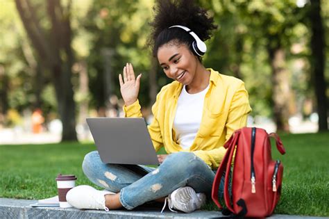 아프리카계 미국인 학생 소녀 만드는 비디오 전화 통해 노트북 외부 가상 이벤트에 대한 스톡 사진 및 기타 이미지 가상 이벤트