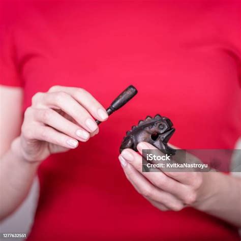 빨간 배경에 갈색 나무 래칫 돈 두띠를 들고 아름다운 여성의 손 번영 개념 개구리에 대한 스톡 사진 및 기타 이미지 개구리 공예 금융 Istock