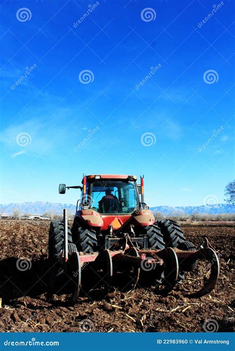Fazendeiro No Trator Que Ara O Campo Foto De Stock Imagem De Azul Seco 22983960