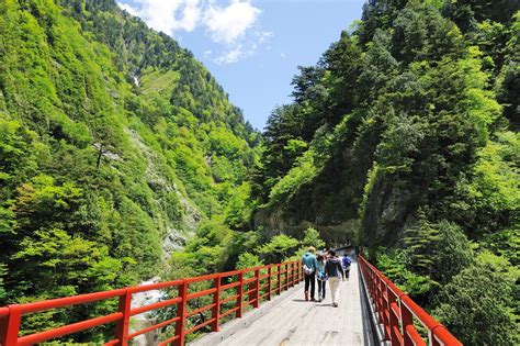 黒部峡谷トロッコ電車【公式】 On Twitter 本日から終点欅平駅までの全線開通となります🌟 よりゆっくりと電車からの風景を楽しむことができ、欅平駅には奥鐘橋や人喰岩など見どころ満載