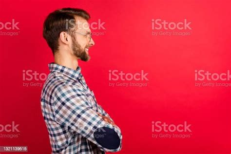 매력적인 예쁜 신사 옷을 입은 격자 무늬 셔츠 안경 손 접힌 빈 공간 고립 된 빨간 색 배경의 사진 금발 머리에 대한 스톡 사진 및 기타 이미지 Istock