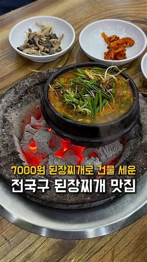 영등포 골목 반찬구성 미친제육 백반 노포가 있습니다 골목길 사이에 숨어있는 모래내식당 쟁반이 꽉 차게 상 차려주시는데 여긴 삽겹살로 볶은 제육이 근본이에요 쌈싸먹어도