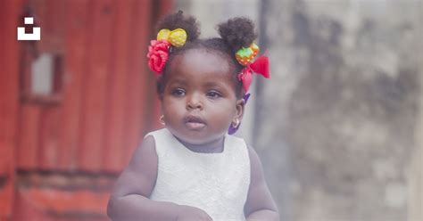 빨간 문 앞에 서 있는 하얀 드레스를 입은 어린 소녀 사진 Unsplash의 무료 꽃 이미지