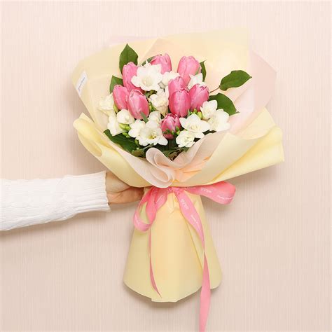 크리미 핑크 튤립 And 화이트 프리지아 꽃다발 배민스토어