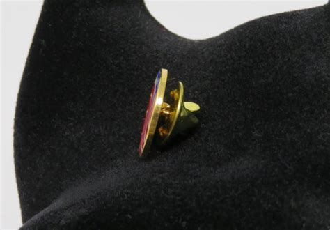 Vintage 2000s Wavy American Flag Lapel Pin Patrotic Gem