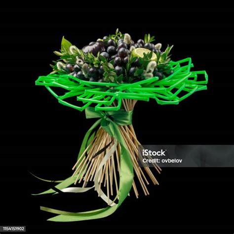 꽃과 과일의 꽃다발 형태로 수 제 독특한 선물은 검은 배경에 음료에 대 한 많은 녹색 빨 대로 장식 측면 보기 0명에 대한 스톡 사진 및 기타 이미지 Istock