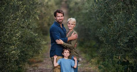 올리브 나무 과수원에 야외에 서 있는 두 명의 작은 딸과 함께 젊은 가족의 초상화 사진 Unsplash의 나무 이미지