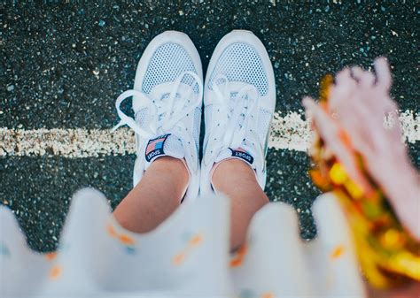 Quelles Sneakers Porter Avec Une Robe Guide Des Tendances