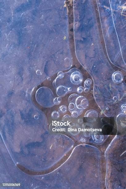 얼음 구조 보라색 톤의 추상적 인 그림 배경 냉동 물의 질감 창에 서리가 내린 그림 0명에 대한 스톡 사진 및 기타 이미지 0명 냉동된 디자인 Istock