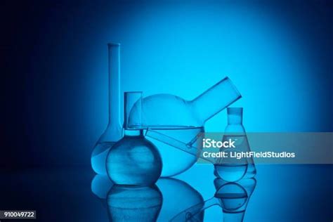 파랑에 반영 하는 실험실에서 테이블에 다른 유리 플라스 크 0명에 대한 스톡 사진 및 기타 이미지 0명 건강관리와 의술 과학 Istock