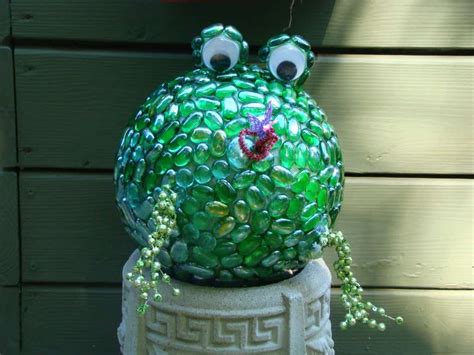 Rolling In Glitz And Glam Amazingly Fun Diy Garden Balls