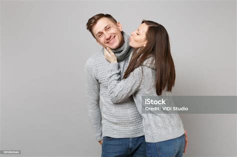 귀여운 젊은 회색 스웨터 스카프 함께 회색 벽 배경 스튜디오 초상화에 고립에서 여자 남자 커플 건강 한 라이프 스타일 아픈 아픈