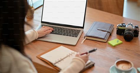 젊은 여성 블로거 개인 일기에 메모를 하는 동안 노트북 컴퓨터에서 작업하는 프리랜서 사진 작가 노트북 빈 화면 모형 사진 Unsplash의 휴식 이미지