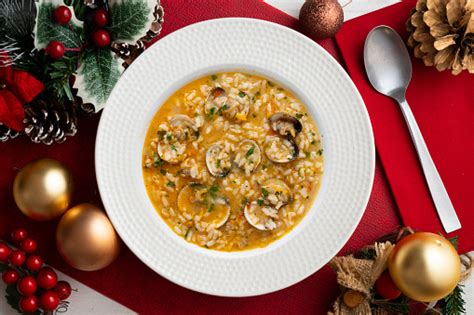 크리스마스 테이블에 조개와 함께 수프 밥이 제공됩니다 전통적인 스페인 해산물 수프 조리법 수프에 대한 스톡 사진 및 기타 이미지 Istock