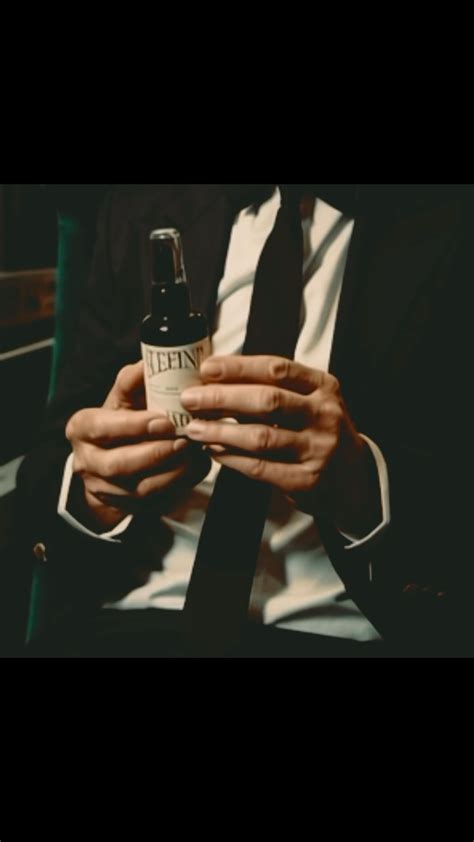 Athis 에이디스 오늘은 금요일이네요 금요일은 왠지 조금 더 멀리 걸어가 보고 싶어지는 날입니다 어디를 향하는지 잘