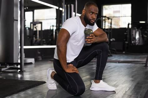 Homem Africano Desportivo Descansando Tendo Pausa Bebendo Gua Depois De Fazer Exerc Cio Foto