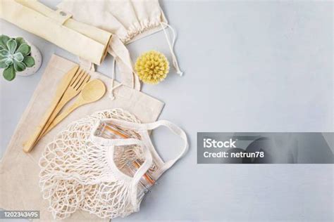 제로 폐기물 개념 환경 친화적인 대나무 칼 메쉬 면 가방 재사용 가능한 커피 텀블러 세트 지속 가능하고 윤리적인 쇼핑 플라스틱