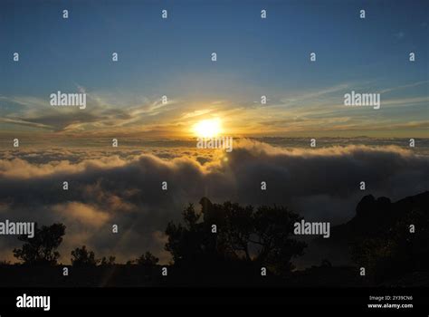Lever Du Soleil Au Sommet Du Merapi Volcan Situé Au Nord De Yogiakarta Sur Lile De Java Et