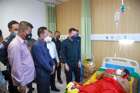 លោក ឧត្តមសេនីយ៍ឯក រ័ត្ន ស្រ៊ាង នាំយកអំណោយចុះសួរសុខទុក្ខលោក កន សុកេន ចៅសង្កាត់ព្រែកកំពឹស