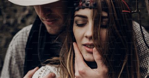 세련된 스카프를 두른 잘생긴 카우보이 남자가 보헤미안 화이트 스웨터를 입고 입술을 만지며 가을 나무 근처에서 포즈를 취하고 있다 사진 Unsplash의 우크라이나 이미지