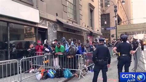 سكان نيويورك يحتشدون للاحتجاج على سوء تعامل الحكومة مع أزمة الهجرة