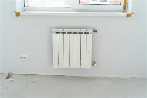 리노베이션 중인 객실 의 창문 아래 난방 라디에이터 근접 촬영 0명에 대한 스톡 사진 및 기타 이미지 0명 가정 난방 공기조화 Istock