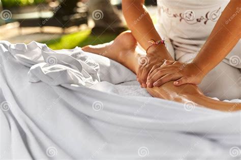 Körper Massage Am Badekurort Schließen Sie Herauf Die Hände Die