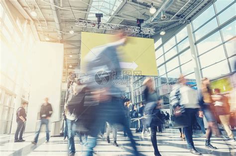 人群中匿名的模糊人物匆忙赶来高清图片下载 正版图片 摄图网