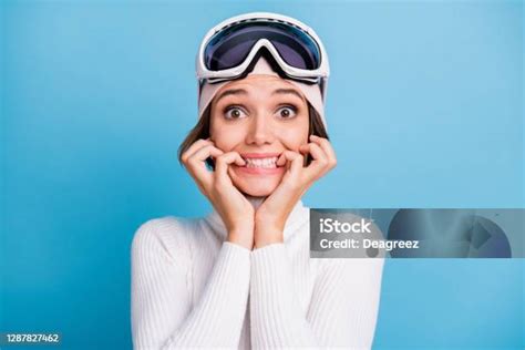 무서운 무서운 젊은 여성의 사진 물린 손톱 치아 착용 마스크 고글 걱정 익스트림 스포츠 에 고립 된 푸른 색 배경 갈색 머리에 대한 스톡 사진 및 기타 이미지 Istock