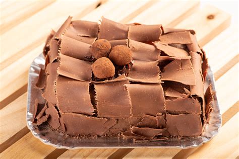 초콜릿 케이크 소박한 나무 표면 위의 은색 쟁반에 말린 초콜릿 부스러기와 가루가 뿌려진 코코아 트러플로 장식된 초콜릿 케이크의 클로즈업 선택적 초점 0명에 대한 스톡 사진