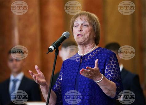 Поетесата и писателка Надежда Захариева ще представи две свои книги в Троян на 21 май Утро