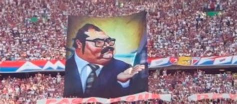 Insólito Reclamo El Señor Barriga En Una Bandera Del Fútbol Brasileño