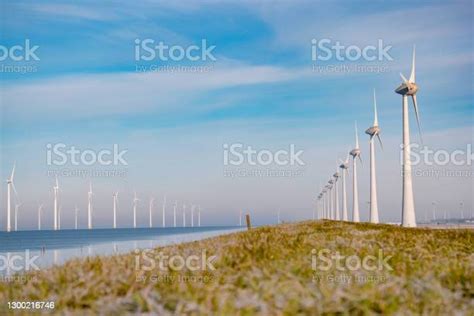 폭풍우가 몰아치는 구름과 푸른 하늘이 있는 앞풍차 공원 바다의 풍차 공원 네덜란드 0명에 대한 스톡 사진 및 기타 이미지 0명 Urk 깨끗한 Istock