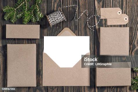 크리스마스 모의 편지 종이 선물 상자 나무 배경 0명에 대한 스톡 사진 및 기타 이미지 0명 갈색 용지 공예 Istock
