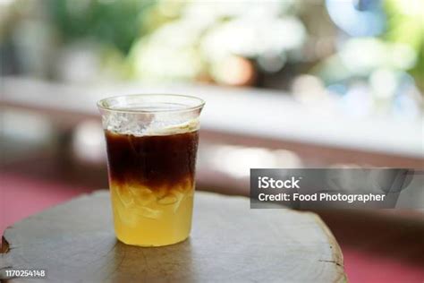 오렌지 아이스 커피 오렌지 주스와 수제 소다를 섞은 에스프레소 샷 한 잔 각얼음에 대한 스톡 사진 및 기타 이미지 각얼음