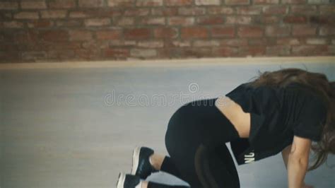 Twerk Atrativo Da Dança Da Menina No Fundo Marrom Do Estúdio Filme